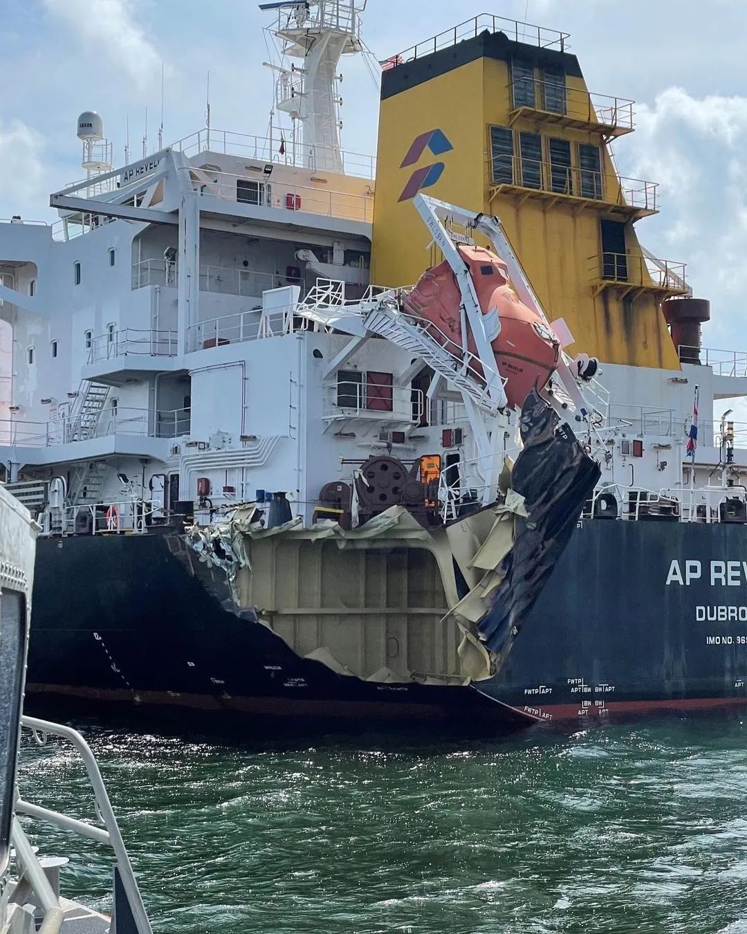 两船碰撞！一干散货船船尾如纸盒般被撕开 — 搜航网